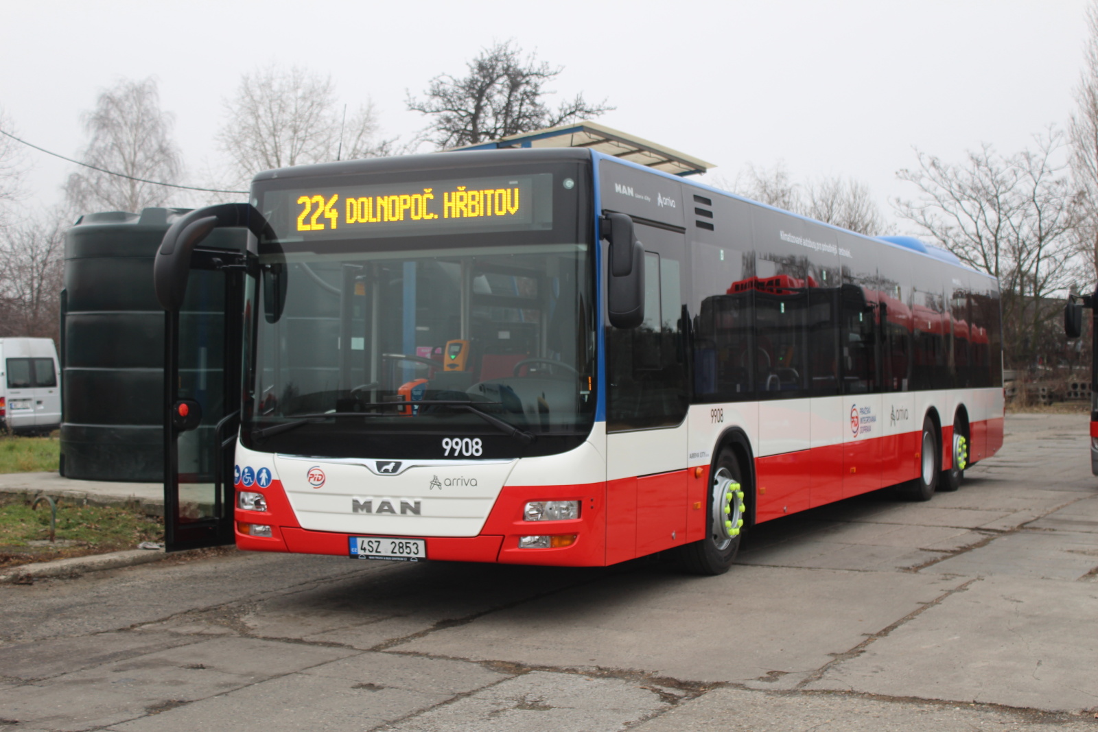 Arriva nasazuje v Praze nové autobusy, převezou až 134 cestujících - Arriva
