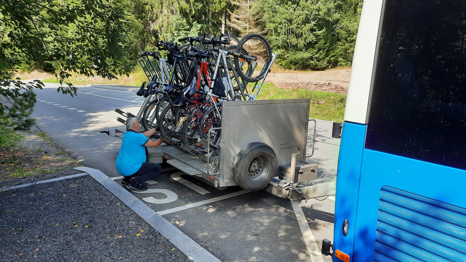 Na vyjížďkách se můžete spolehnout na naše cyklobusy, jedou v plném ...